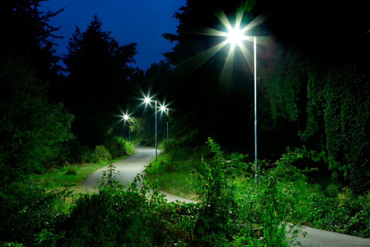 750299 TrueForce Core LED HPL 18W E27 830 FR Économie - Philips